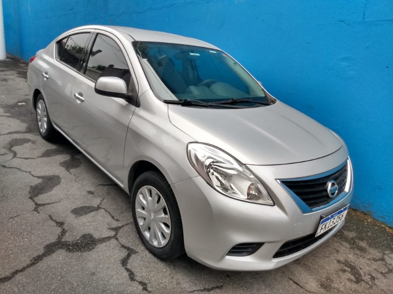 Leilão Online - I; NISSAN VERSA 16SV 2013/2014, ALCO./GASOL., PRATA