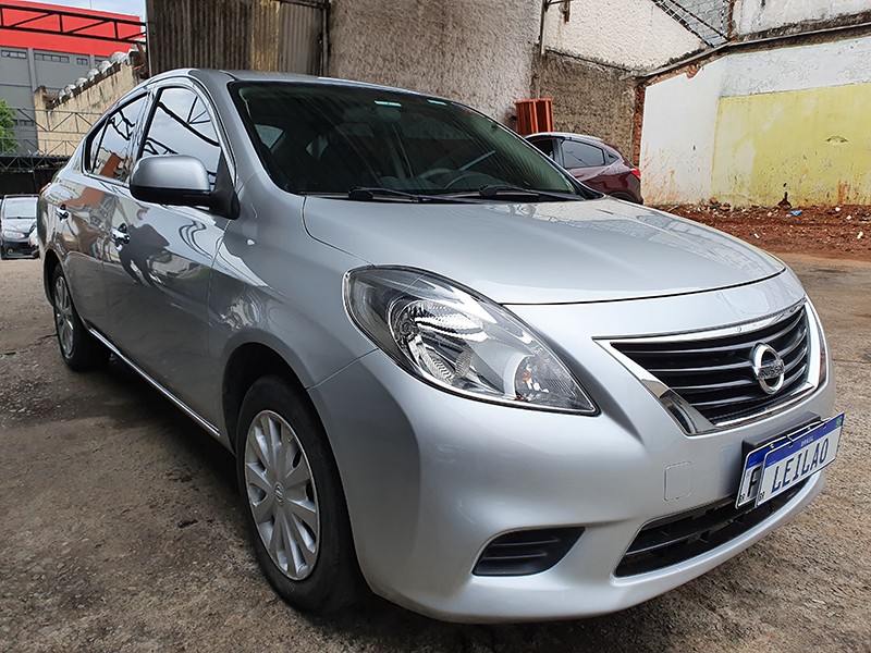 Leilão Online - I; NISSAN VERSA 16SV 2013/2014, ALCO./GASOL., PRATA