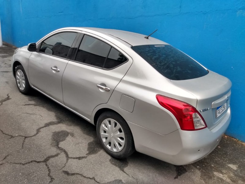 Leilão Online - I; NISSAN VERSA 16SV 2013/2014, ALCO./GASOL., PRATA