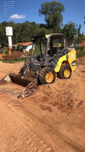 Leilão Online - [ VÍDEO ] MINI CARREGADEIRA VOLVO. MOD. MC 60C. ANO