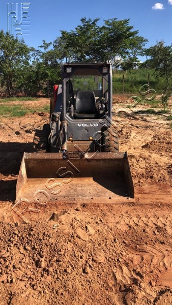 Leilão Online - [ VÍDEO ] MINI CARREGADEIRA VOLVO. MOD. MC 60C. ANO