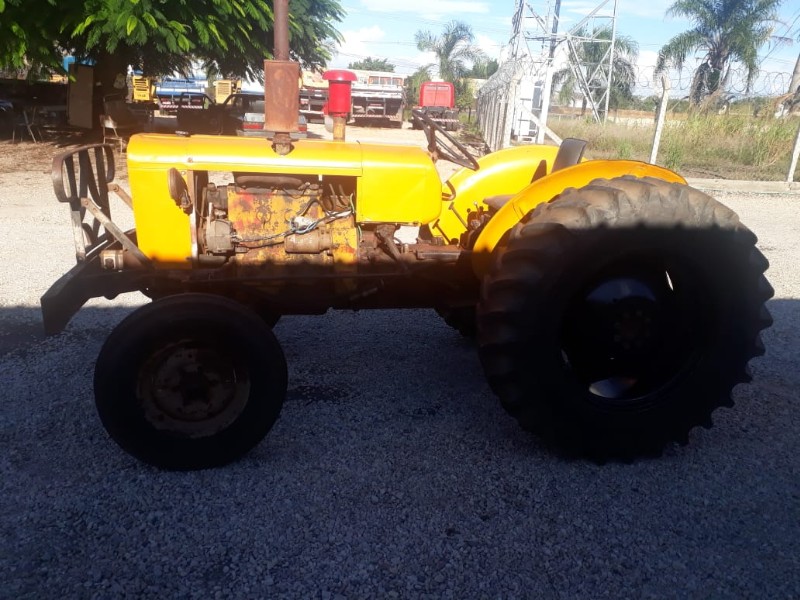 Leilão Online - veja o vídeo!! TRATOR VALMET 360; ANO 1960 (APROX.)