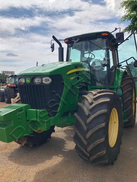 Leilão Online - .TRATOR JOHN DEERE. MOD. 7195J. ANO 2013. APROX. 6.85