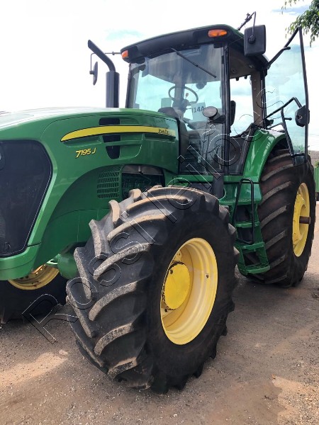 Leilão Online - .TRATOR JOHN DEERE. MOD. 7195J. ANO 2013. APROX. 6.85