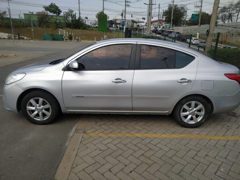 Leilão Online - I/NISSAN VERSA 16SL FLEX; 2012/2013; PRATA; ALCO./GAS