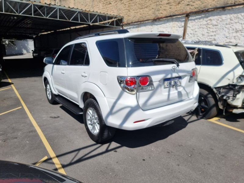 Leilão Online - I/TOYOTA HILUX SW4 4X2SR; 2013/2013; BRANCA; ALCO./GA