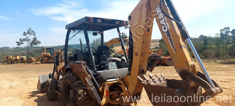 Leilão Online - [ VÍDEO ] RETROESCAVADEIRA CASE. MOD. 580M 4x4. ANO