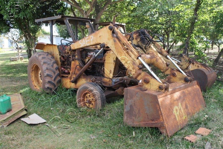 Leilão Online - PÁ CARREGADEIRA FORD 660. OBS.: PNEUS RUIM.