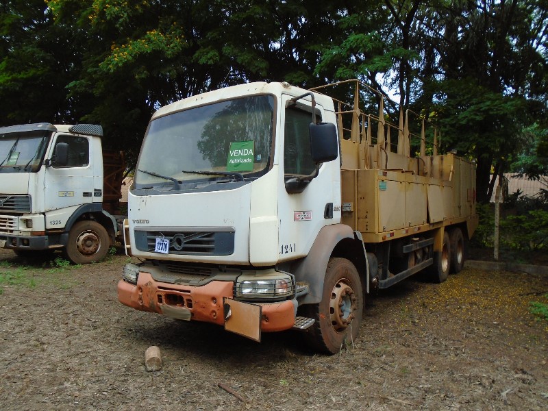 Leilão Online - CAMINHÃO VOLVO VM 260 6X4R, ANO 2011/2011, BRANCO.