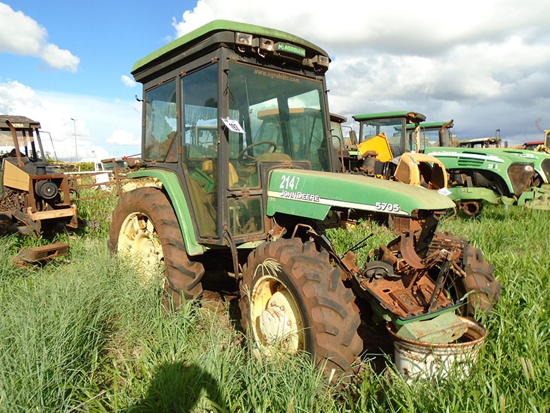 Leilão Online - TRATOR JOHN DEERE 5705, ANO 2003. - FR. 2147. - LOC.