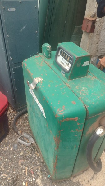 Leilão Online - Lote com: 2 bombas de combustível antigas