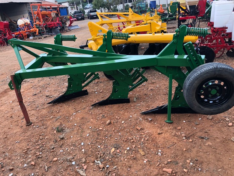 Leilão Online - ARADO AIVECA; MARCA IKEDA; 3 HASTES COM DESARME DE MO