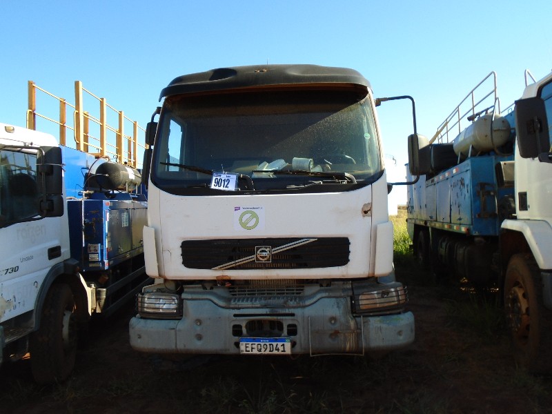 Leilão Online - CAMINHÃO VOLVO VM 260 6X4R COMBOIO, ANO 2010/2011,