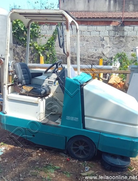 Leilão Online - VARREDEIRA DE PISO TRIPULADA INDUSTRIAL TENNANT MOD