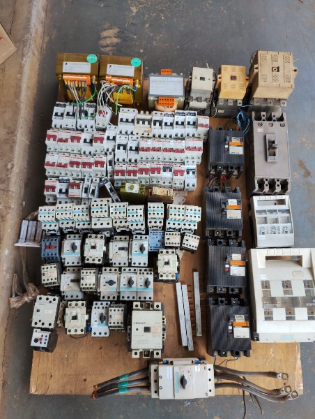 Leilão Online - Lote de material elétrico contadores, dsjuntores et