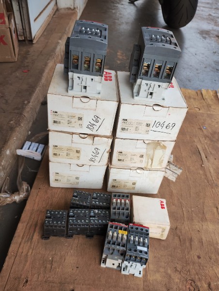 Leilão Online - Lote de material abb