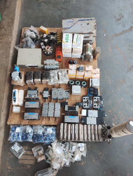 Leilão Online - Lote de material diverso: Festo Parker Asco Siemens