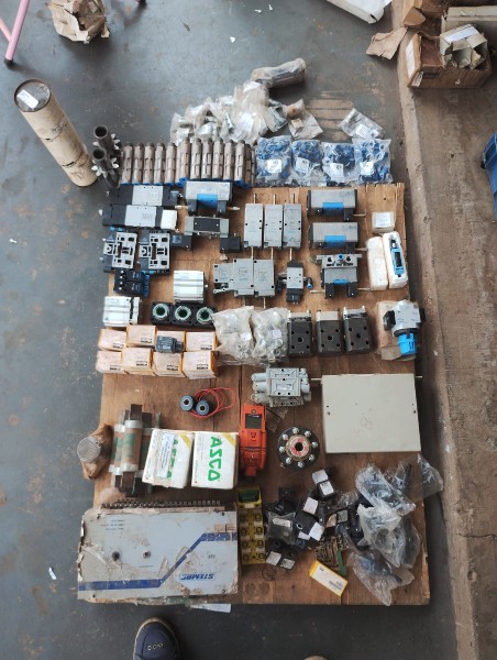 Leilão Online - Lote de material diverso: Festo Parker Asco Siemens