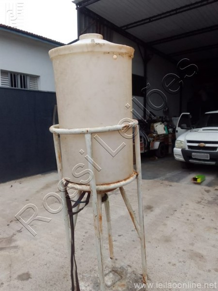 Leilão Online - tanque de PVC com pé