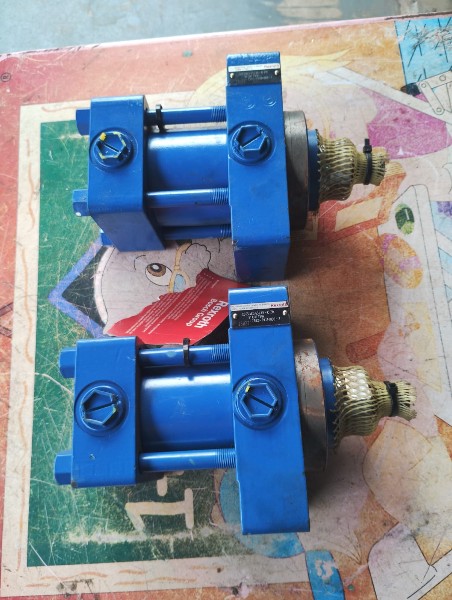 Leilão Online - Lote com: 02 peças de cilindro hidraulico rexroth m