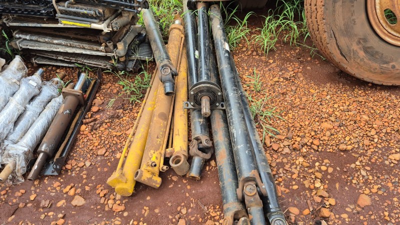 Leilão Online - APROX. 26 RADIADORES/INTERCOOLER, E 22 PISTÕES/EIXO