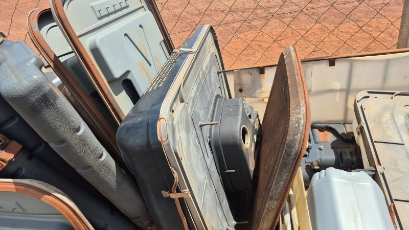 Leilão Online - LOTE DE 05 PNEUS, 03 PALHETES, PEÇAS DIVERSAS (pist