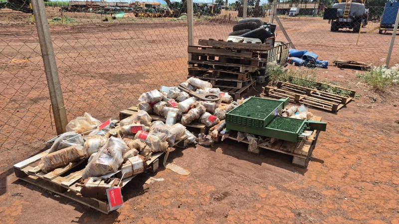 Leilão Online - LOTE DE 05 PNEUS, 03 PALHETES, PEÇAS DIVERSAS (pist