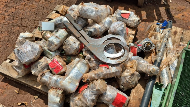 Leilão Online - LOTE DE 05 PNEUS, 03 PALHETES, PEÇAS DIVERSAS (pist