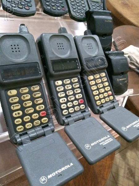Leilão Online - COLEÇÃO DE CELULARES ANTIGOS STARTAC E MOTOROLA TIJ