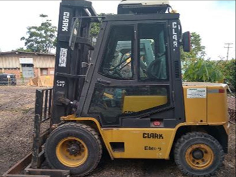 Leilão Online - 082-018-2020 - Empilhadeira CLARK GPX40 ANO: 1996